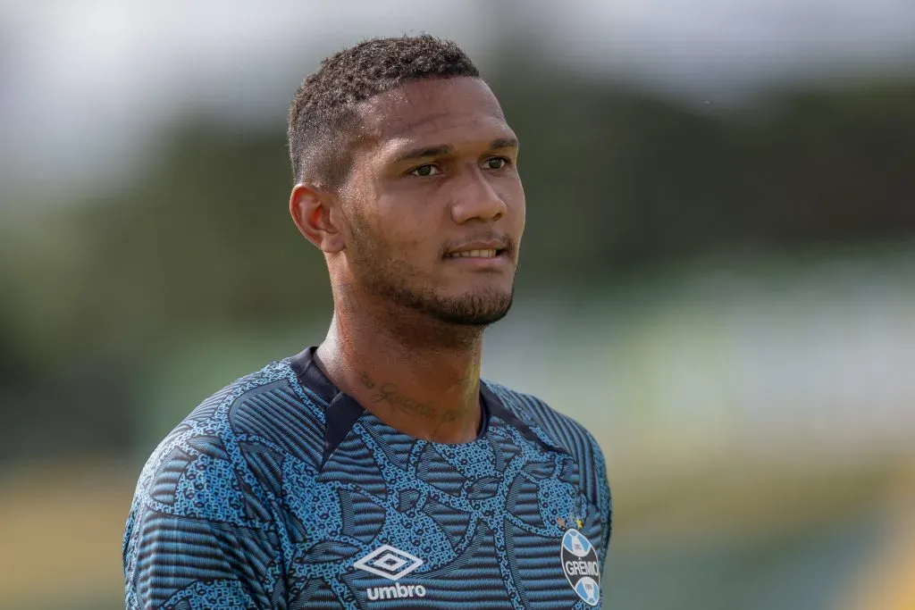 Grêmio define saídas de André Henrique e +5 e Guerra recebe crítica