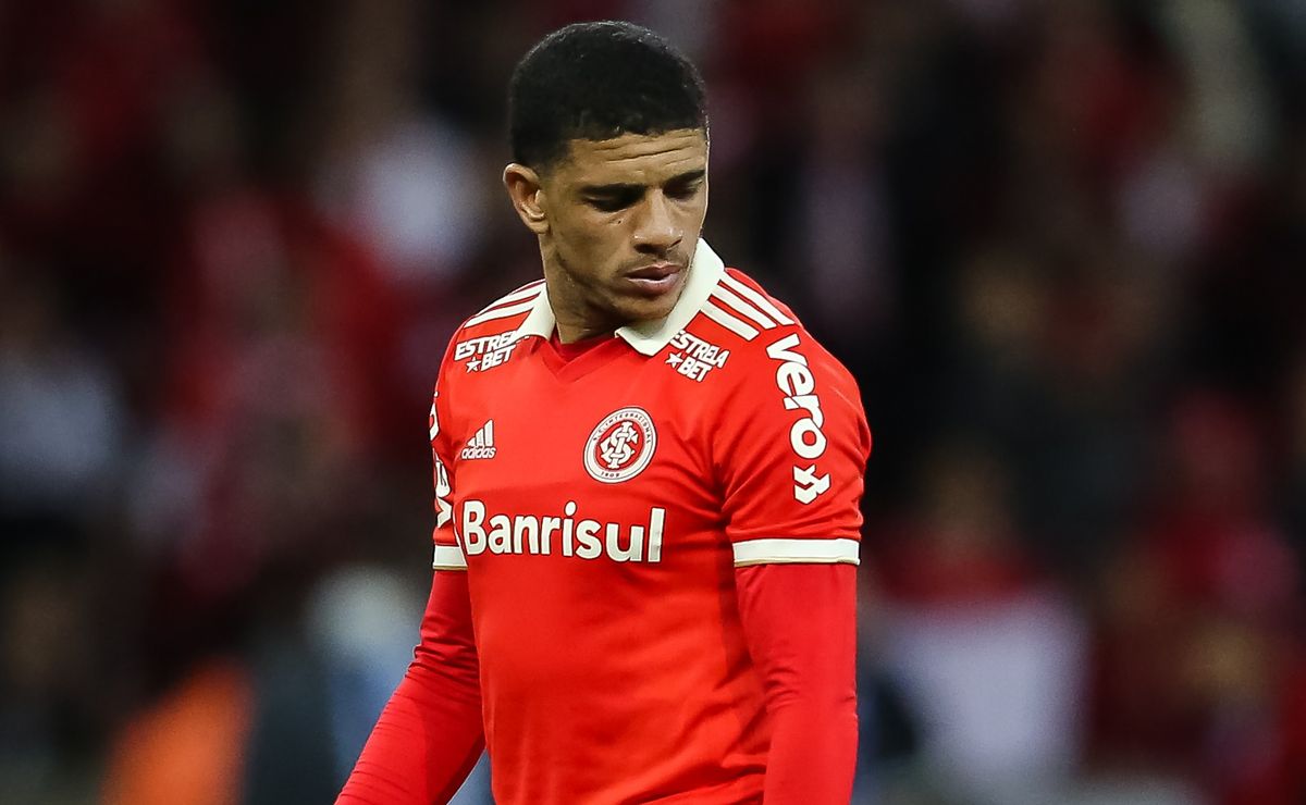 Taison entra na mira de rival e bomba repercute na torcida do Internacional
