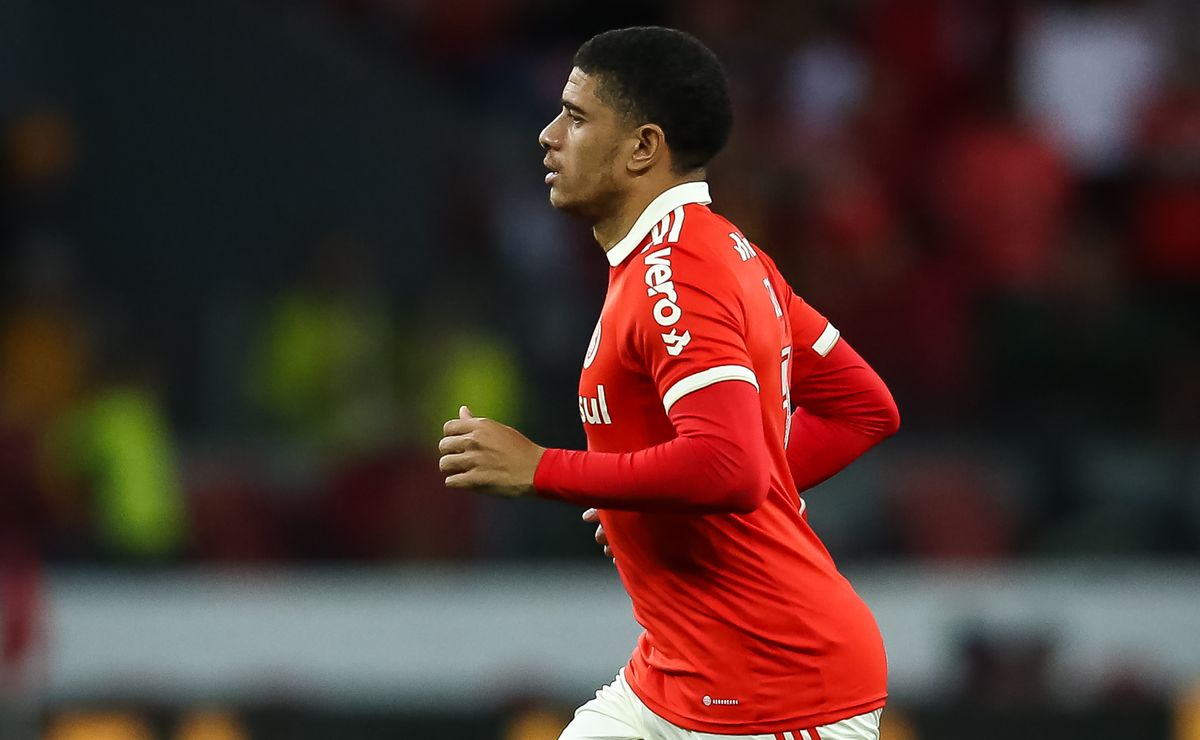 “Já tive propostas”; Taison deixa a emoção tomar conta ao quebrar o ...