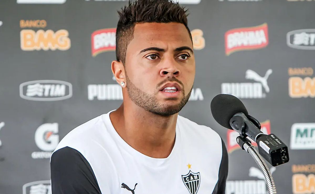 "Com a perna amarrada ele joga mais que...."; Torcida do Internacional ...