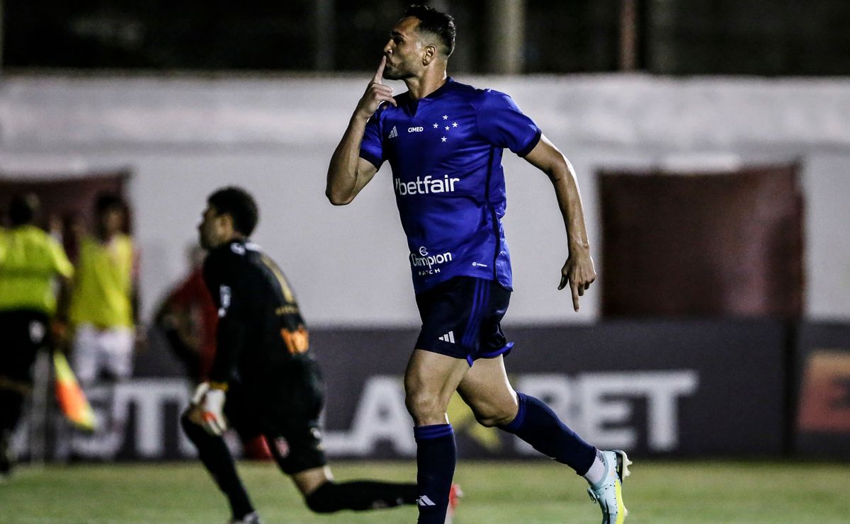 "Ele ainda pode ficar melhor"; Pezzolano rasga elogios para Gilberto ...