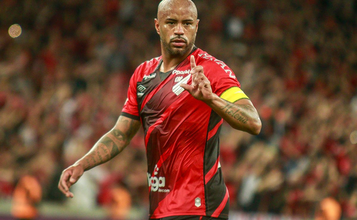 “Representou o Athletico-PR”; Thiago Heleno vira ‘parça’ de jogador do ...