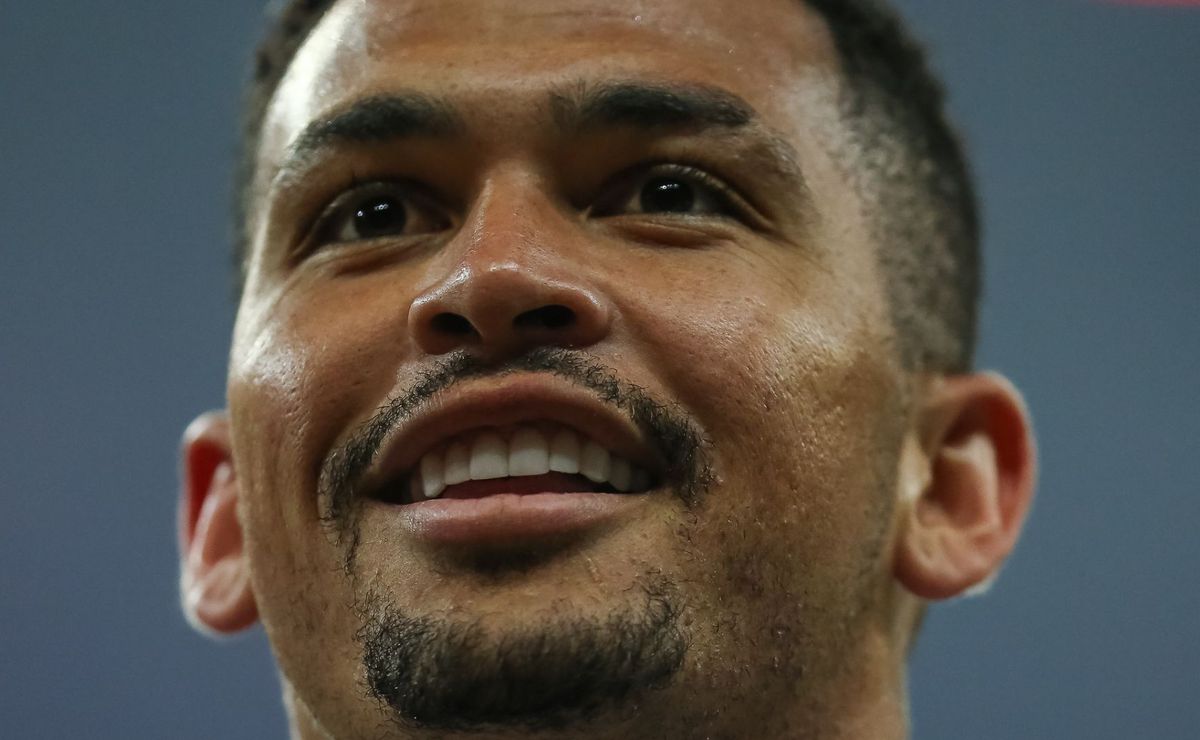 "Uma mala do caramba", "Baita perna desse cara"; Torcida do São Paulo ...