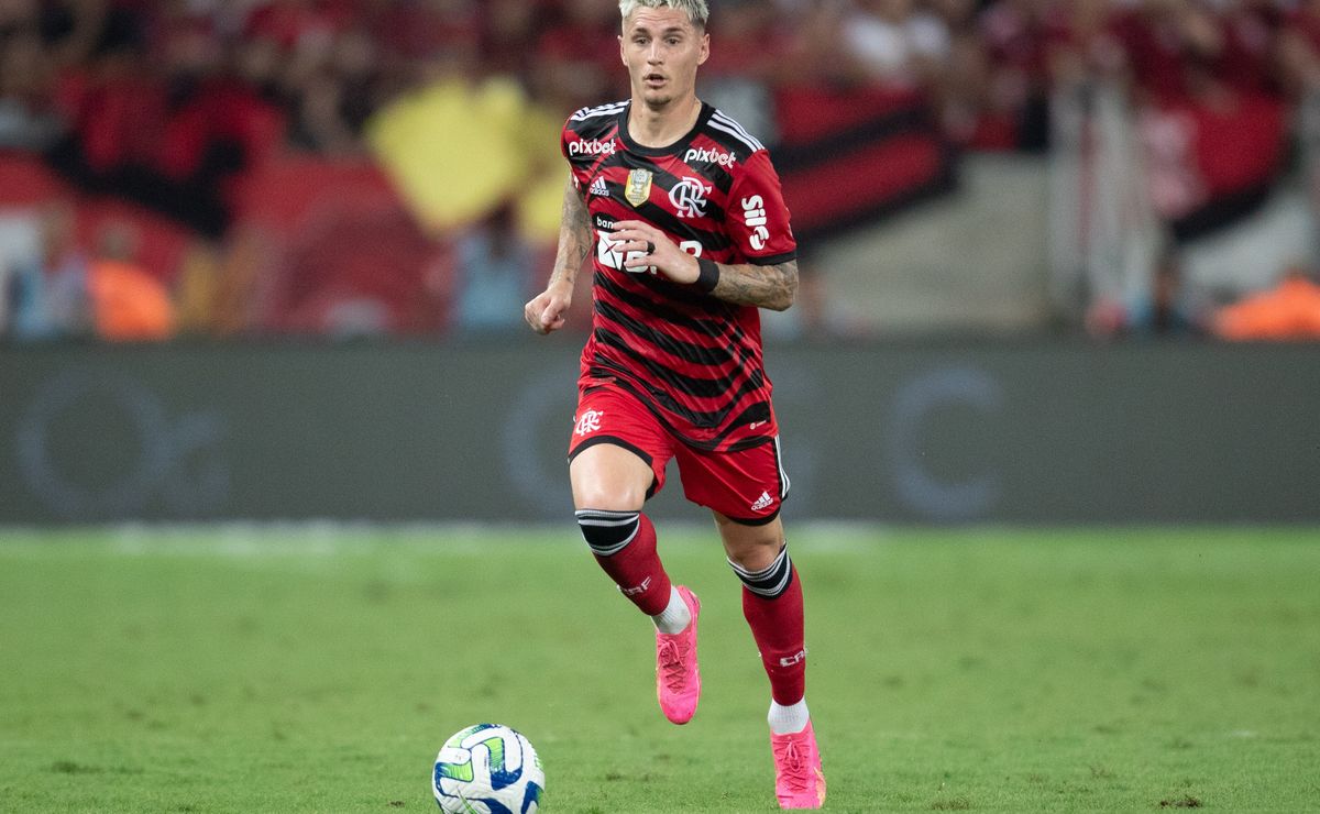 Varela marca primeiro pelo Flamengo e se consolida com Tite