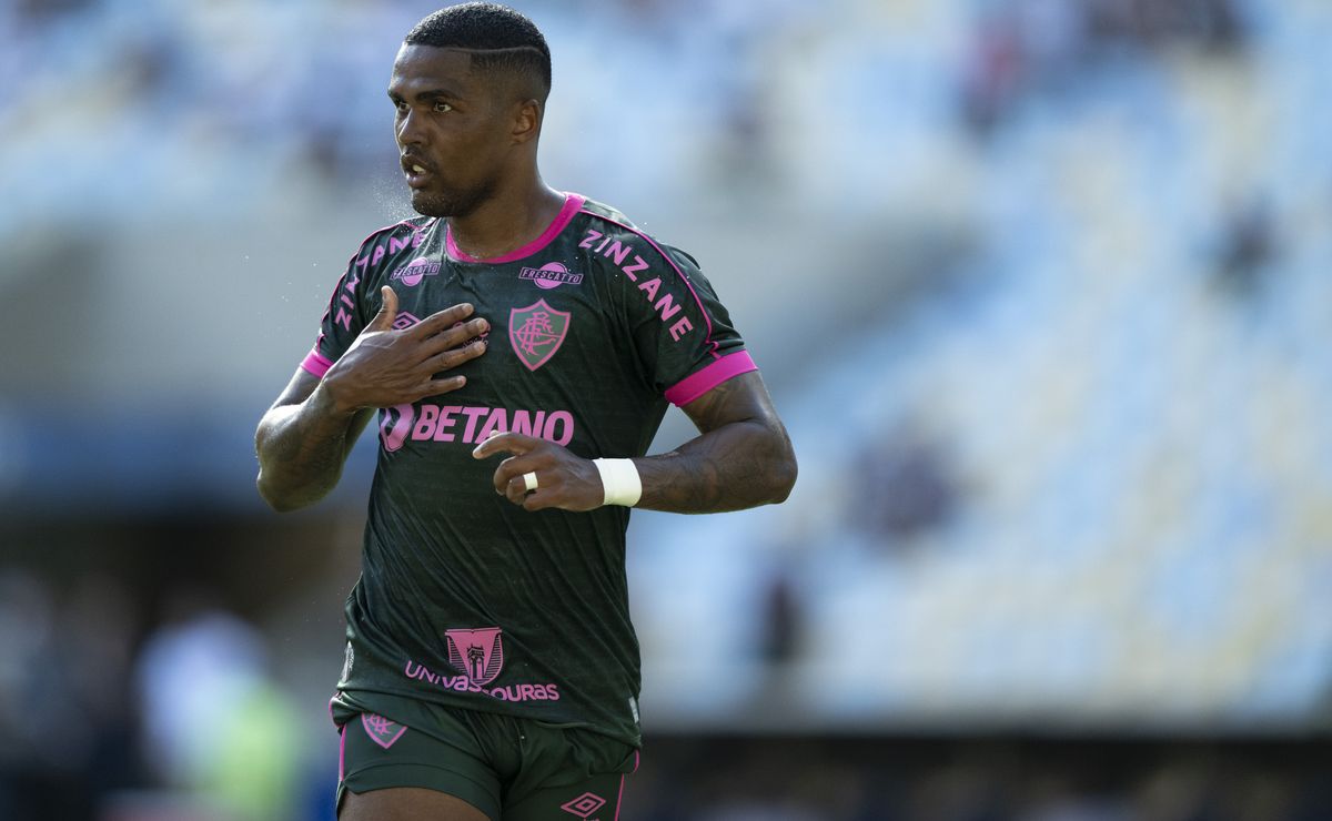 Está pronto? Torcida pede Douglas Costa no Fluminense após lesão de ...