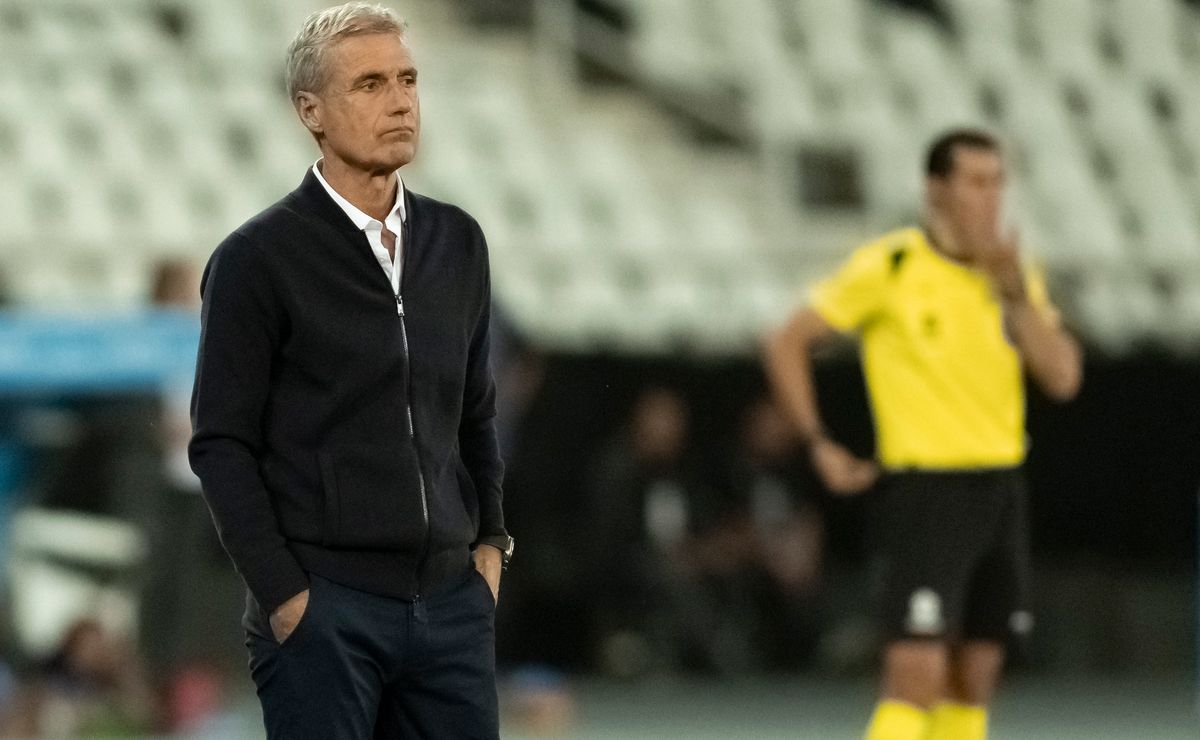 Luís Castro é eliminado da Champions da Ásia e torcida do Botafogo provoca