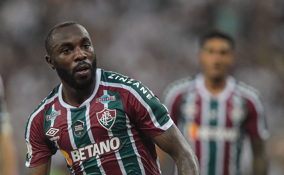 Manoel retorna aos treinamentos e deve ganhar vaga no Fluminense
