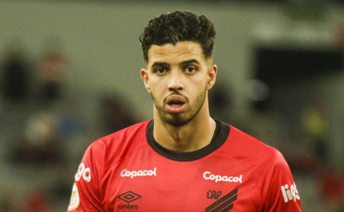 Kaique Rocha se destaca com a camisa do Athletico-PR na Série A