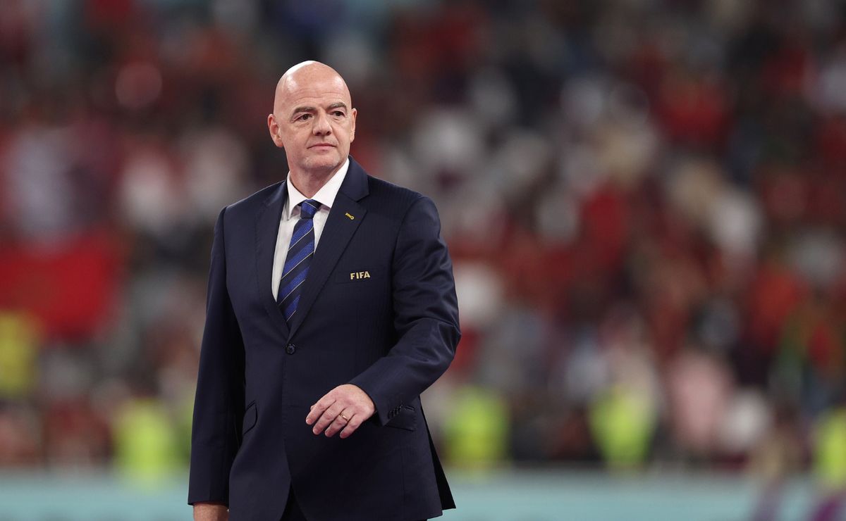 Presidente da Fifa posa para foto com camisa do Fortaleza