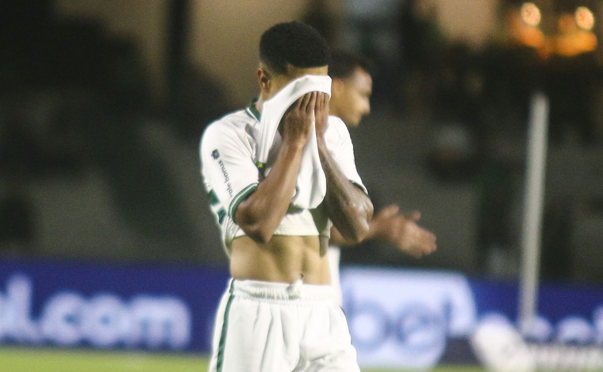 Coritiba enfrenta impasse contratual com Lucas Ronier