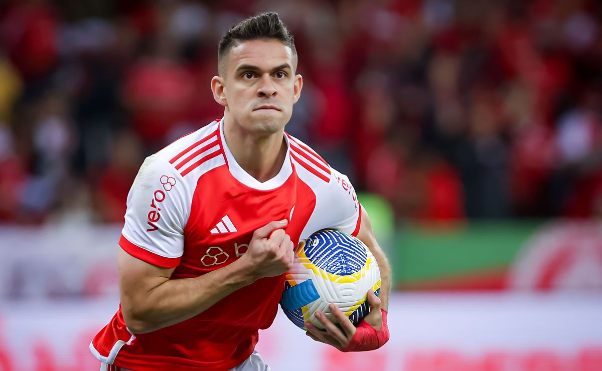 Atacante do Internacional, Borré perde gol incrível na Copa América