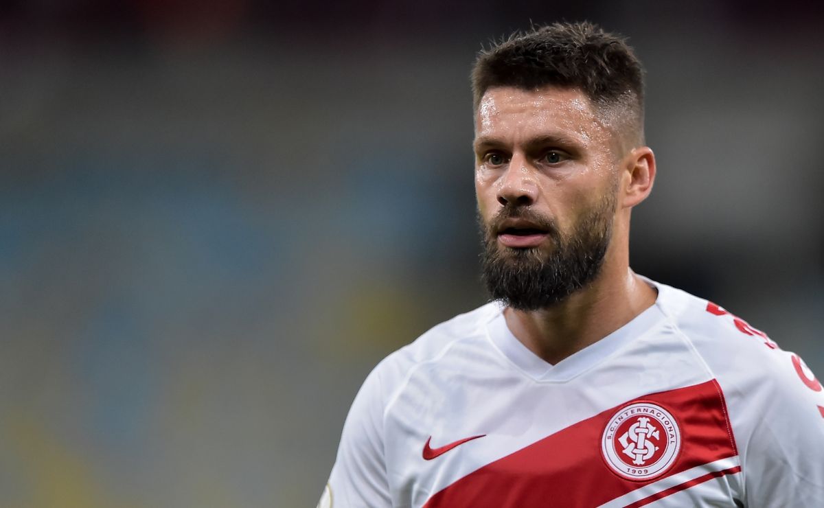 Sóbis revela conversa com Mercado e lamenta lesão: “Infelicidade”