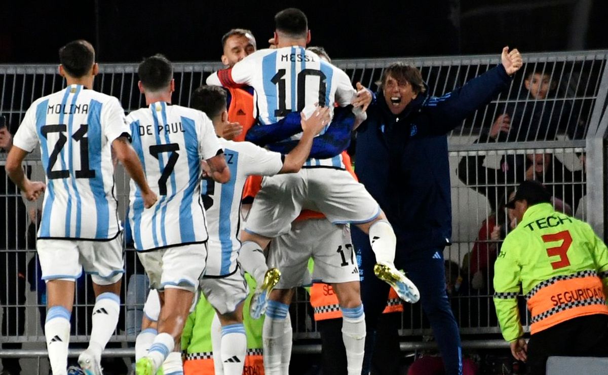 El abrazo de Messi y Garnacho tras el gol de la Selección Argentina