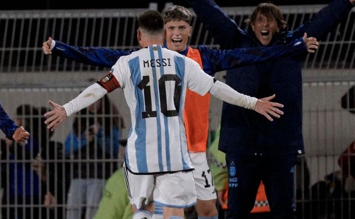 El posteo de Garnacho tras su abrazo con Messi en la Selección Argentina