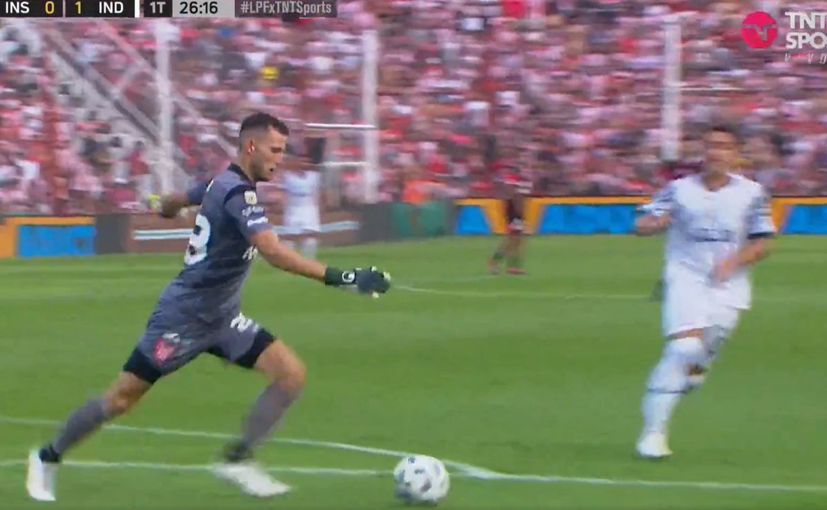 VIDEO | El blooper del año: Manuel Roffo pateó el aire y le regaló el ...