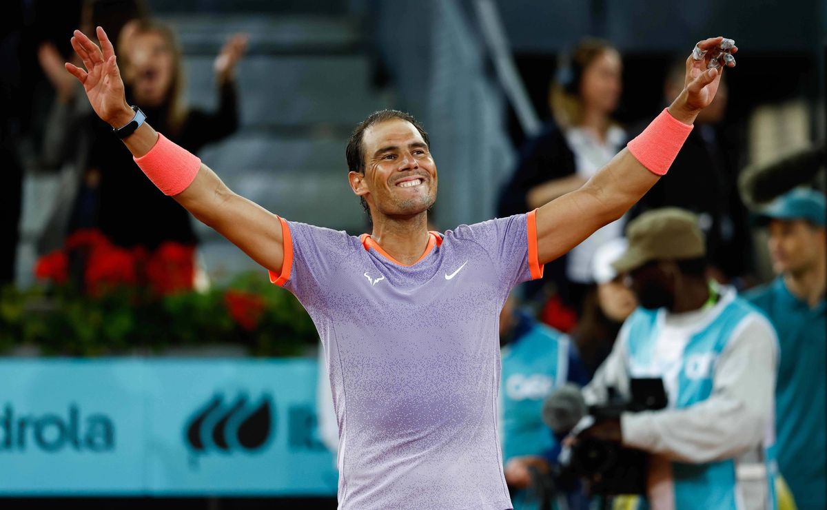 El gesto de Rafa Nadal con el argentino Pedro Cachín tras vencerlo en el Masters de Madrid ...