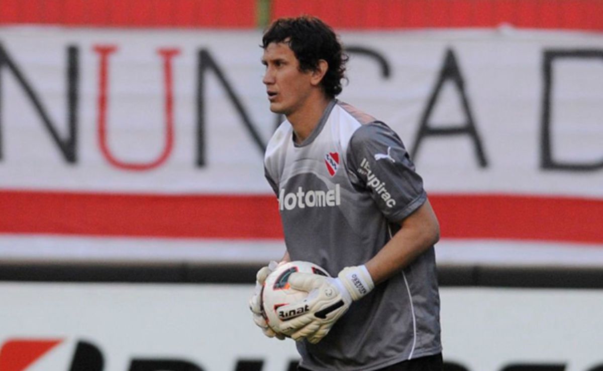 Jugó en tres grandes de Argentina, fue campeón en Independiente y sigue ...