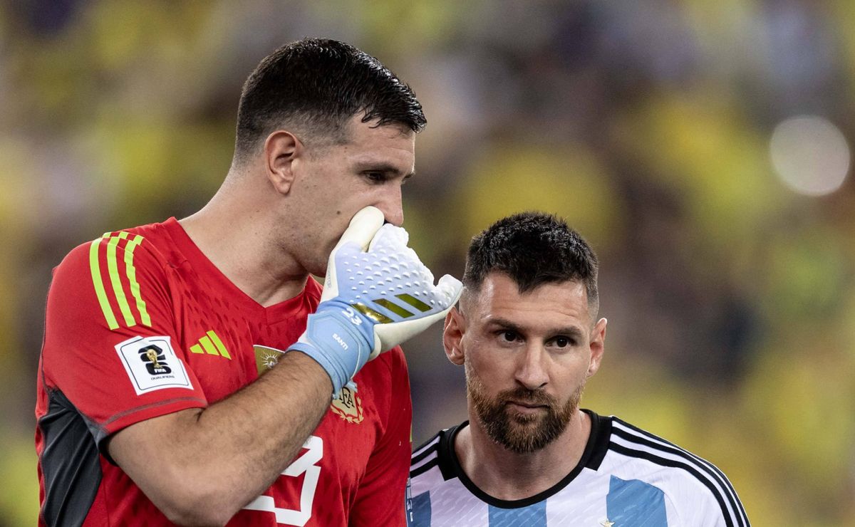 Lionel Messi y Dibu Martínez son finalistas para el FIFPRO World XI del ...