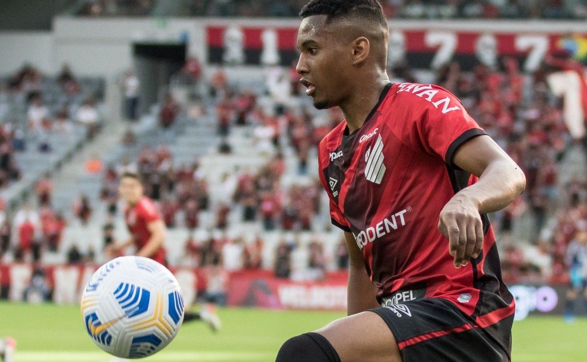 Valorização de Arana no exterior faz Abner chegar à mesa do Atlético ...
