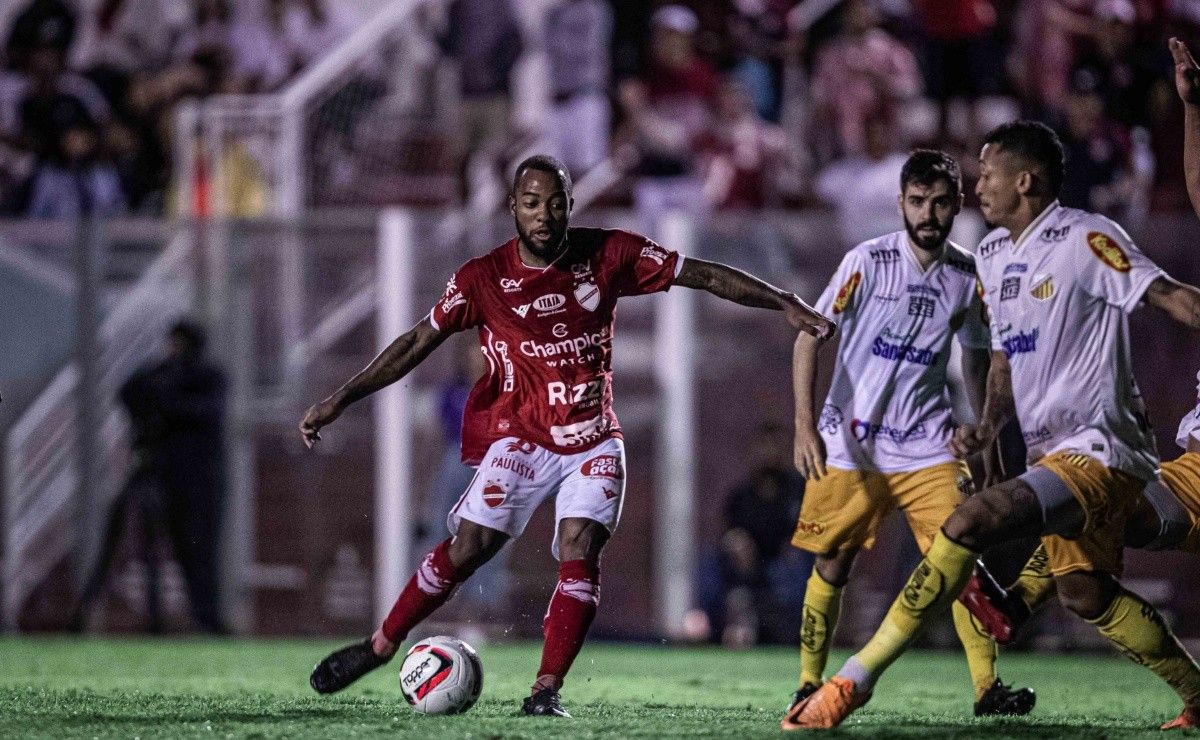 "Recebo cartão bobo"; Victor Andrade dá explicação sobre advertências ...