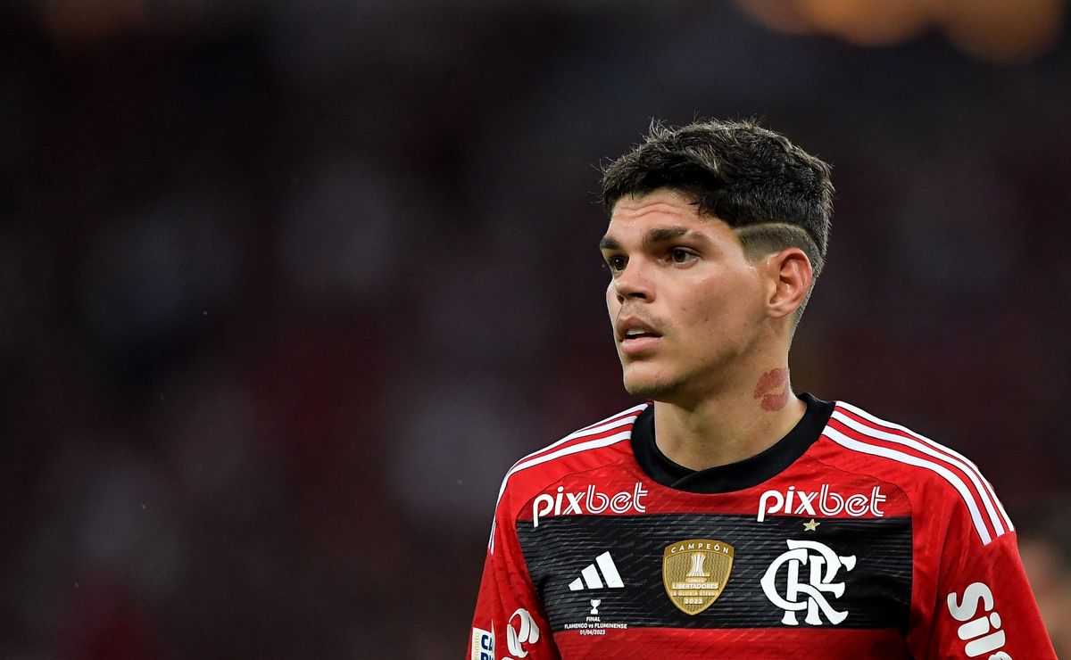 Flamengo busca concorrente 'acima da média' para Ayrton Lucas