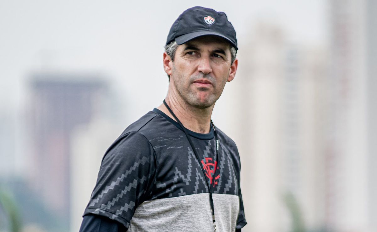 Aconteceu isso mesmo: Léo Conde está sorrindo no Vitória com a notícia ...