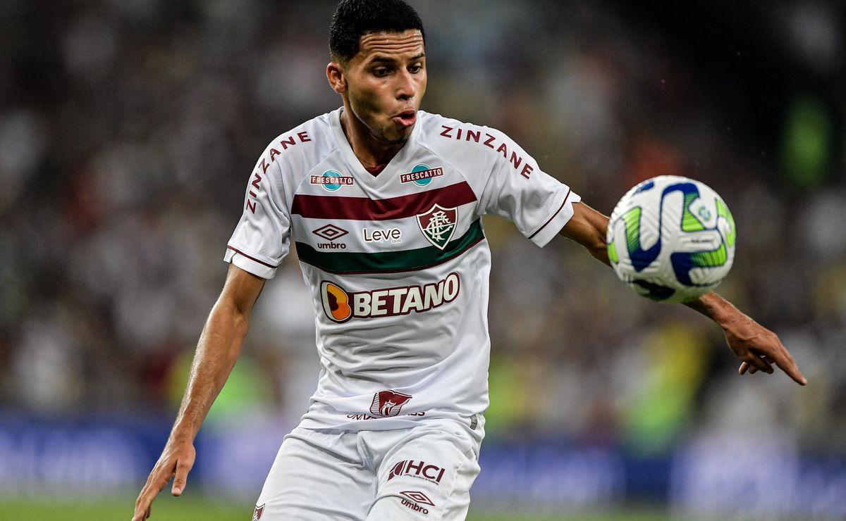 Alexsander ficou muito feliz: meio campista do Fluminense comemora ...