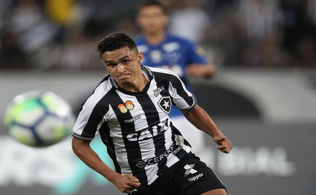 LEMBRA DELE? Atacante Erik, ex-Botafogo, se torna referência e ...