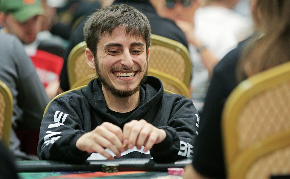 Daniel Aziz leva a bandeira do Brasil ao topo do pódio em torneio de ...