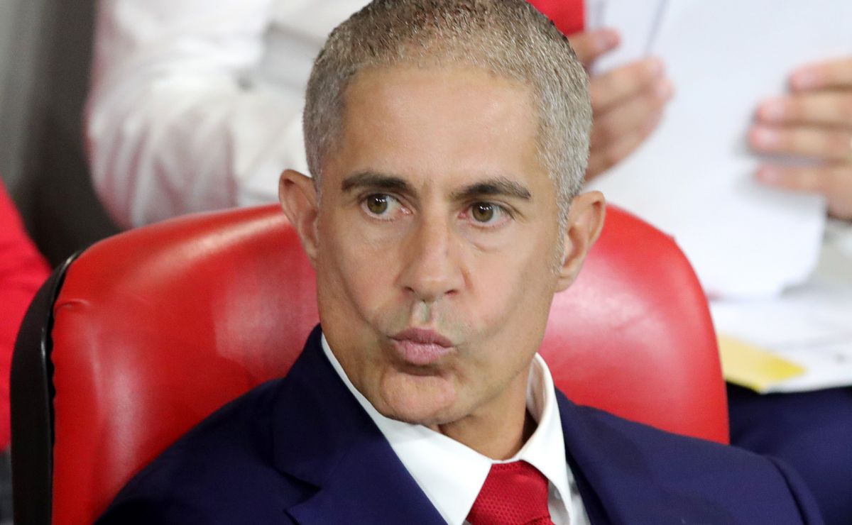 Achou o DETALHE: Sylvinho 'APRONTA' com Seleção da Albânia durante ...