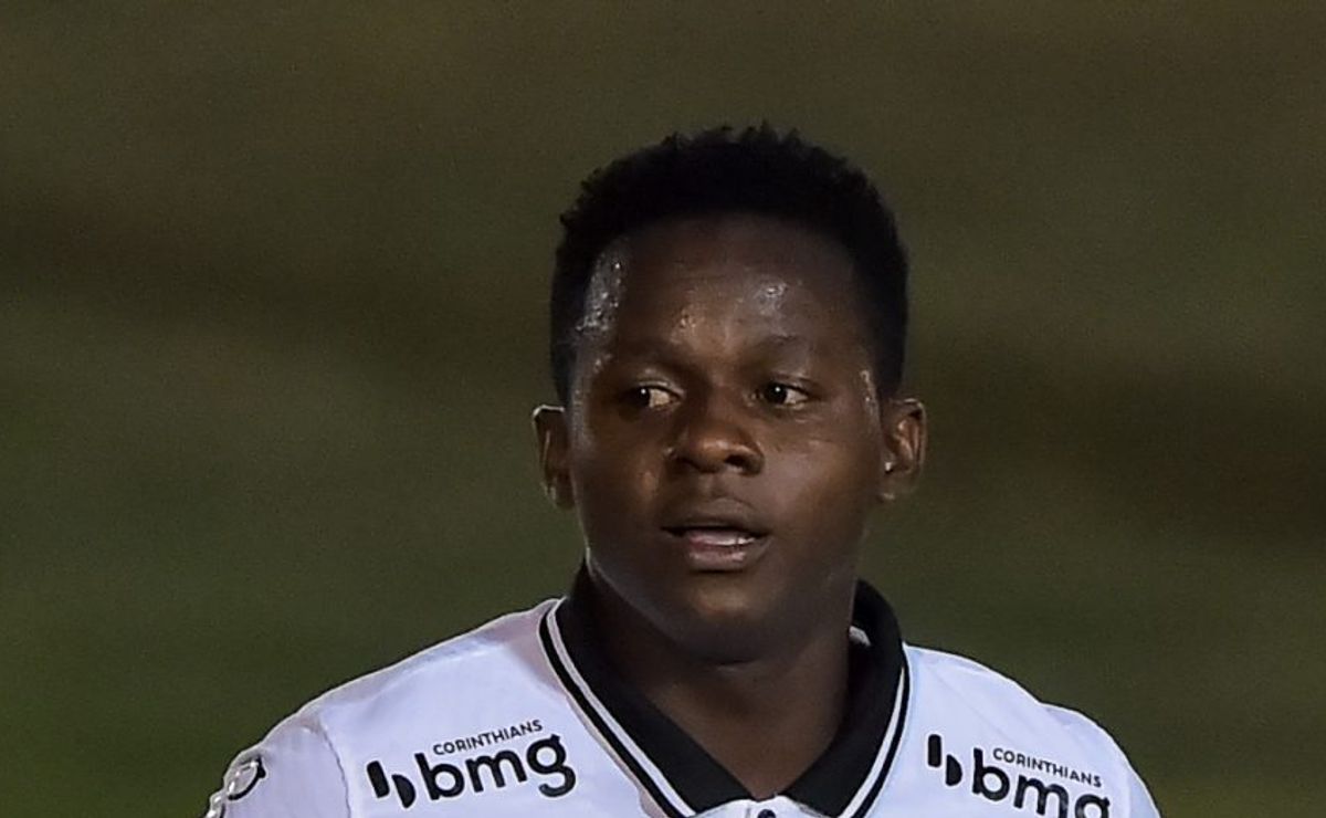 Relembre o histórico da carreira do meia Cazares, provável reforço do ...