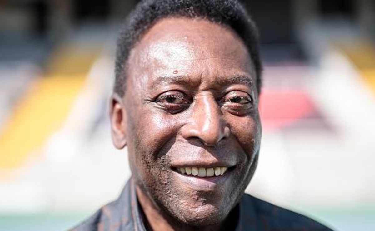 Pelé recebe homenagens no mundo do futebol após um ano de seu falecimento