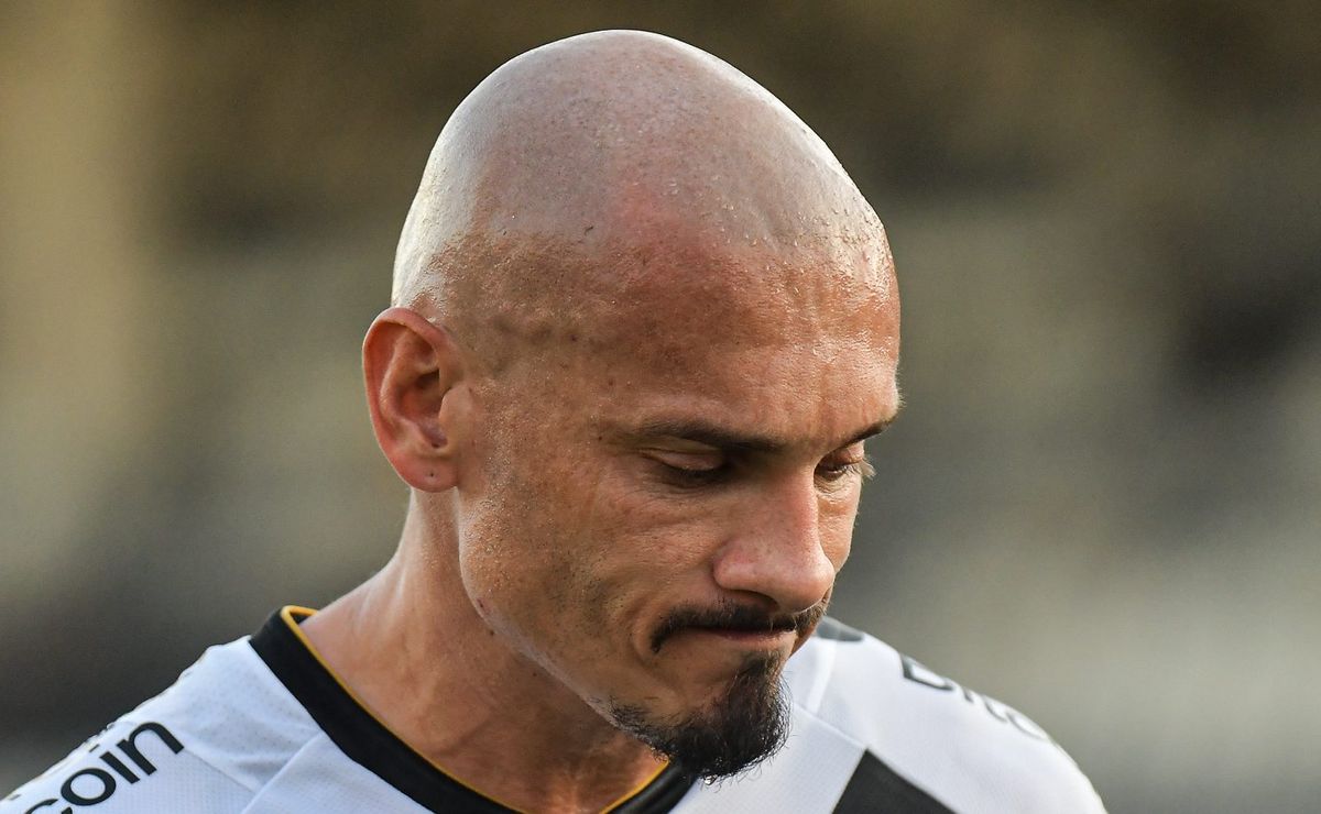 Maicon recebe mais duas propostas e seu futuro no Vasco é definido