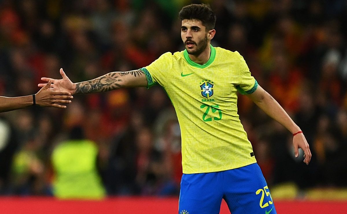 Beraldo, ex-São Paulo, da soco no rosto em zagueiro espanhol no ...