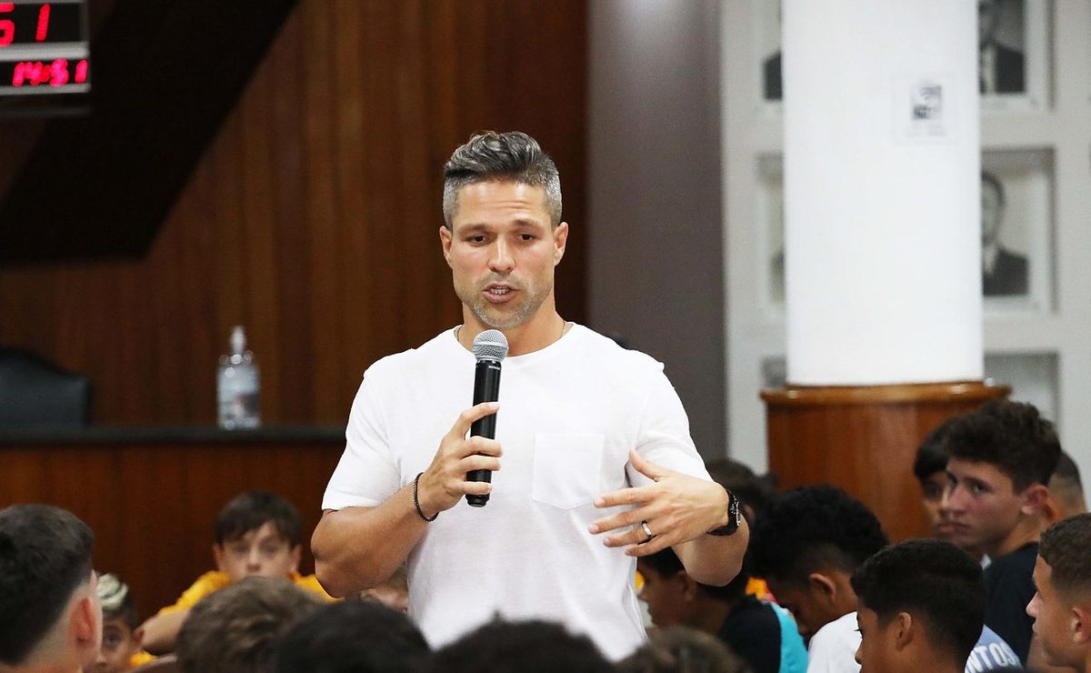 Diego Ribas exalta qualidade de Vini Jr em evento