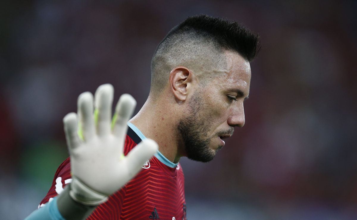 Diego Alves recebe convite para defender rival do Flamengo em contrato até o fim de 2025