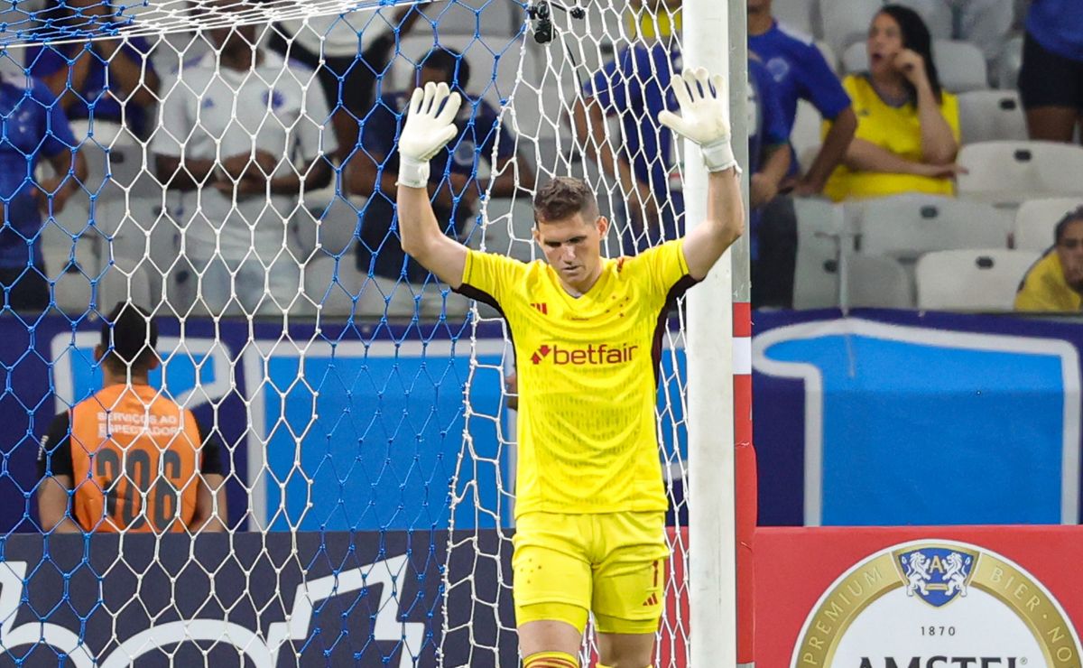 Cruzeiro empata, torcida pede saída e vaia Rafael e Neris