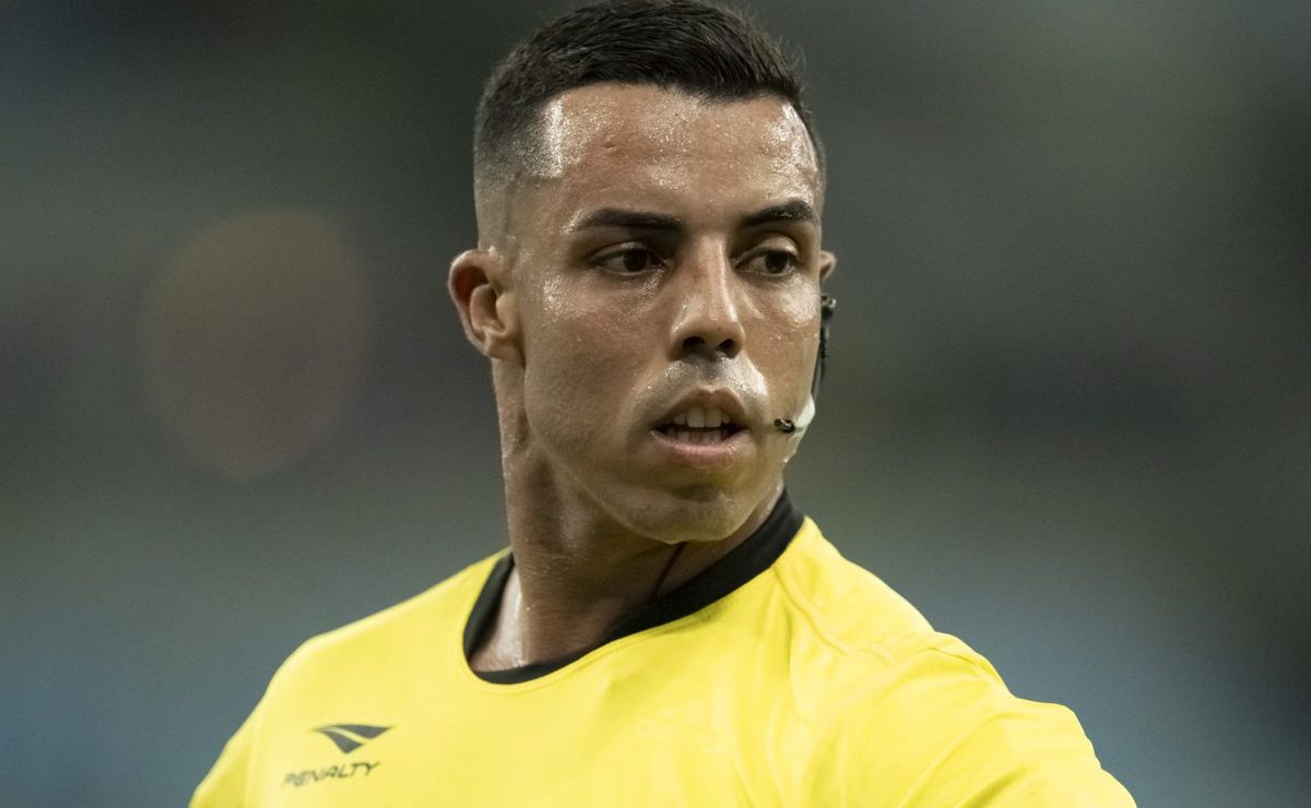 Árbitro Yuri Elino revela em súmula o motivo da expulsão de António ...