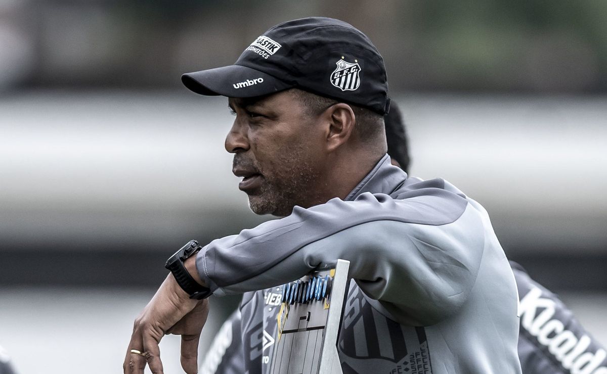 Técnico Orlando Ribeiro completa 100 jogos no Santos Futebol Clube