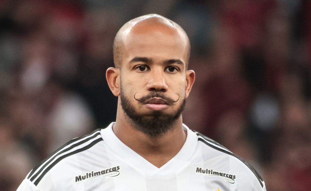 Patrick é apresentado no Santos e revela proximidade com a nova equipe: "tenho um carinho"