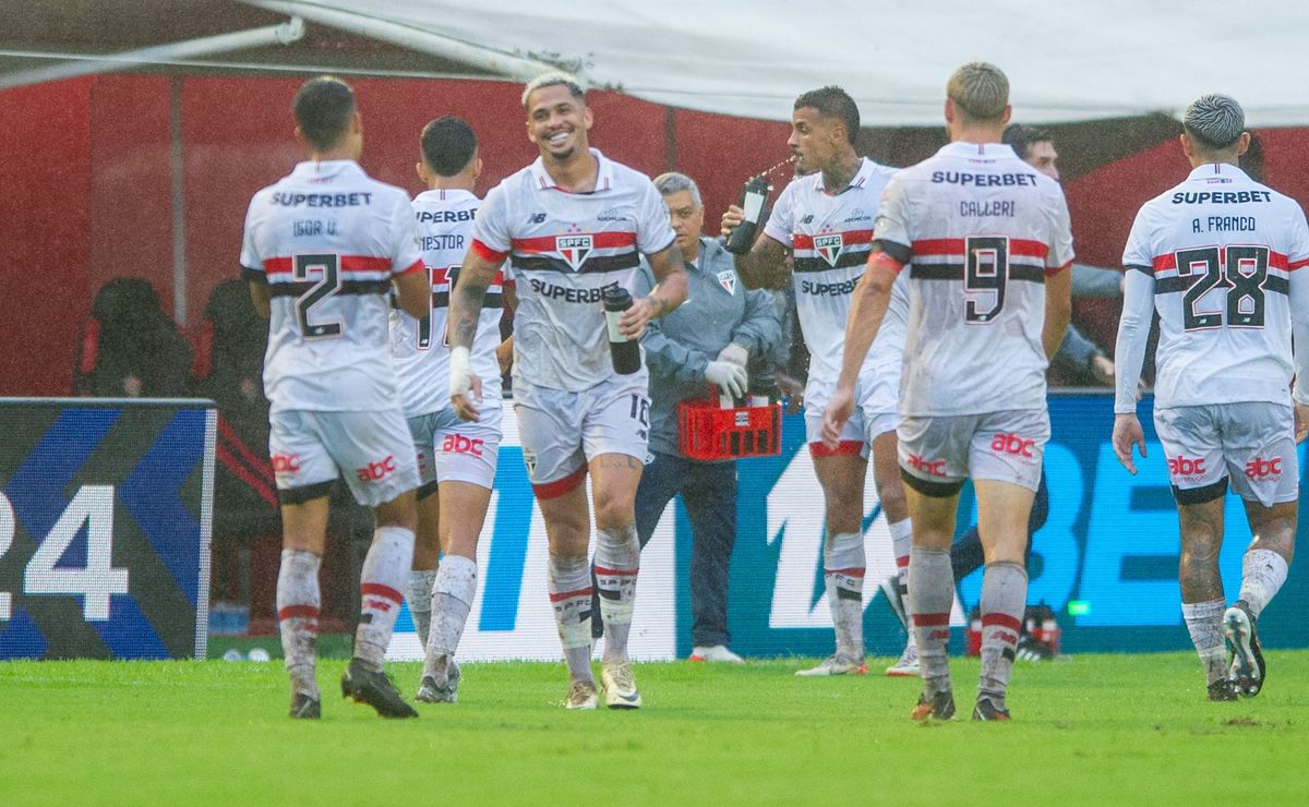 São Paulo aproveita um a mais desde o início do jogo, bate Vitória e ...