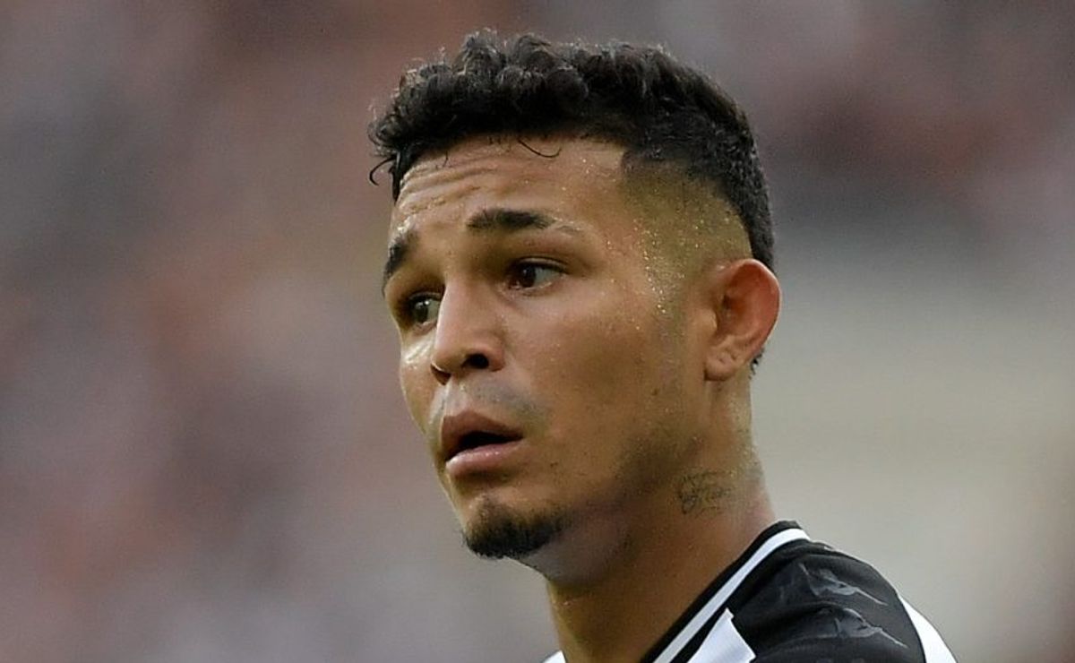 Adson deve ser titular no Vasco contra o Fortaleza