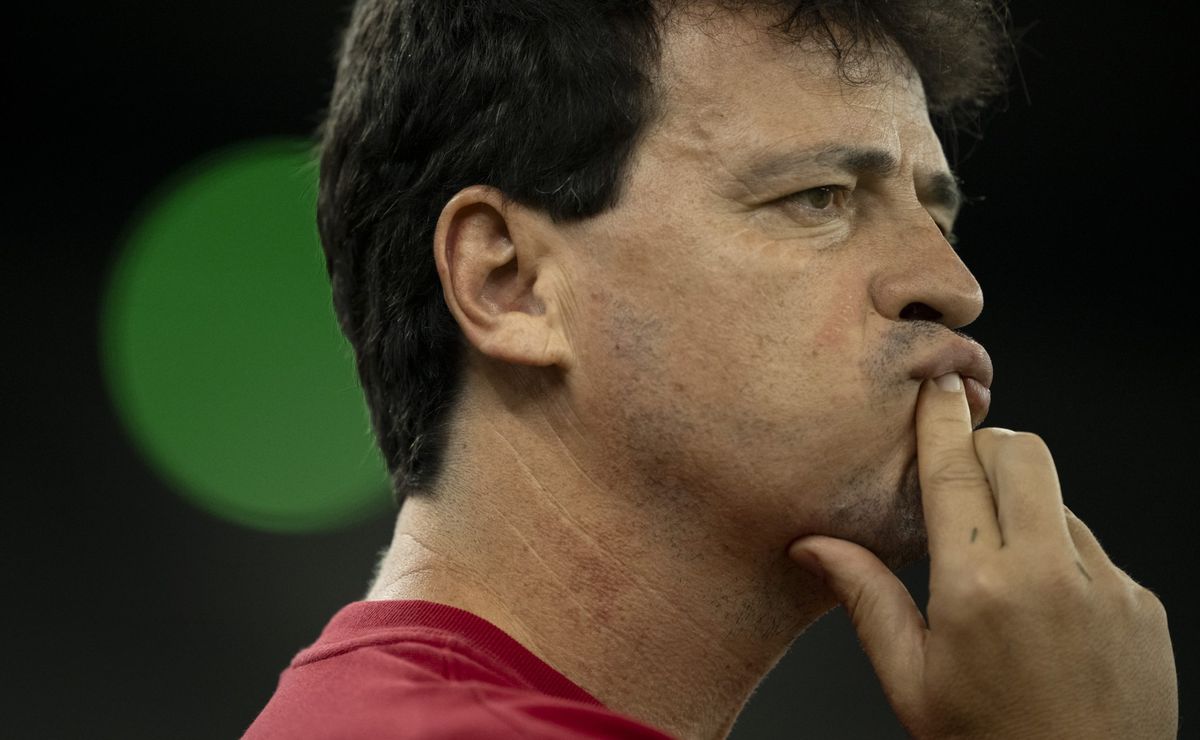 Fernando Diniz aproveita pausa e testa esquema novo para o Fluminense