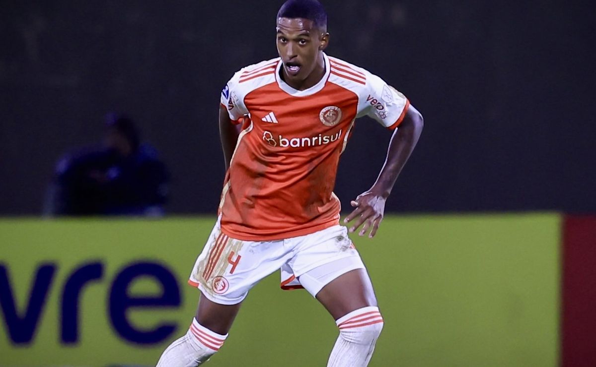 Robert Renan vai mal em Internacional x Belgrano na noite de camisa suja