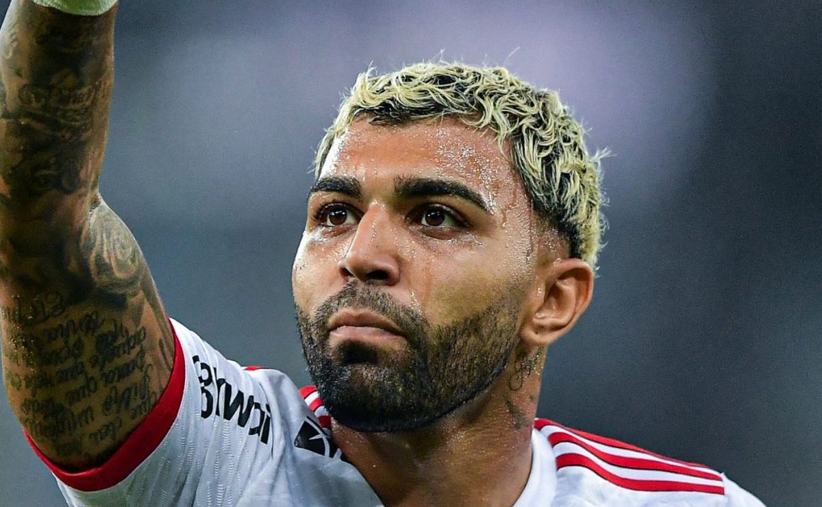Gabigol beija escudo no Flamengo e é ovacionado pela torcida