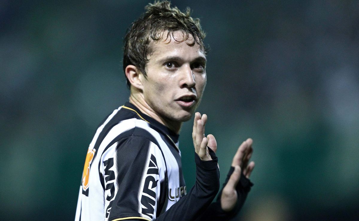 Bernard define quando irá se apresentar ao Atlético Mineiro