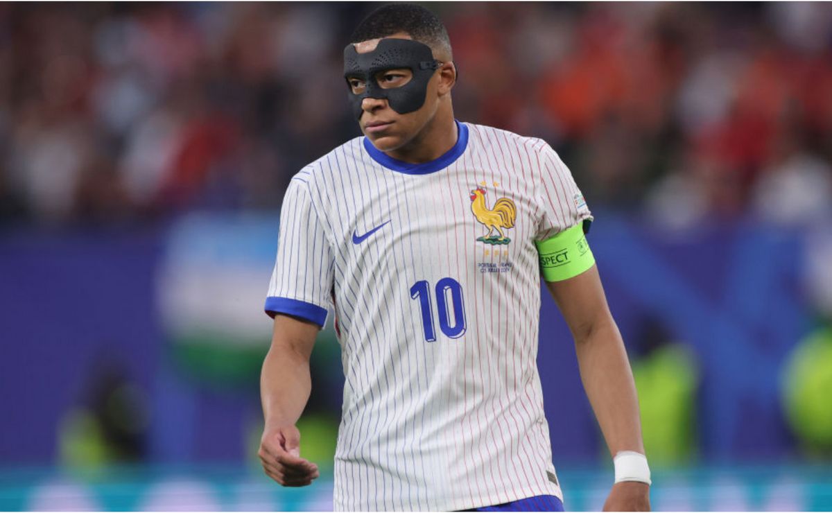 Deschamps expõe dificuldade de Mbappé com máscara