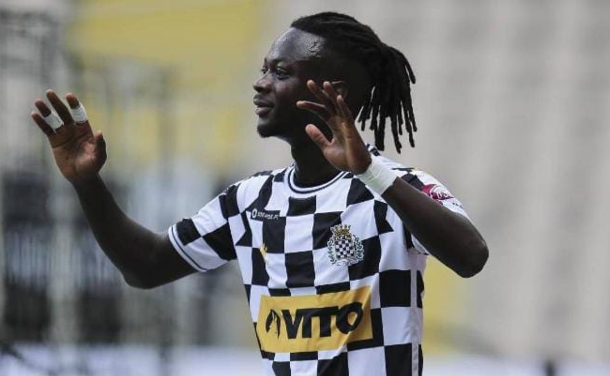 Conheça Yusupha Nije, atacante e filho de ídolo do Sevilla que o Santos ...