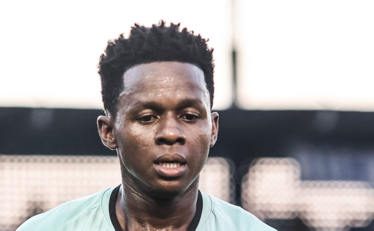 Cazares se posiciona pela primeira vez sobre saída do Santos