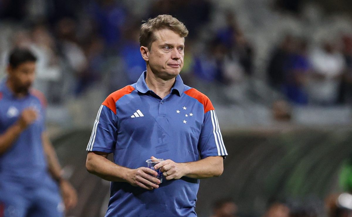 Fernando Seabra explica a situação de Peralta no Cruzeiro